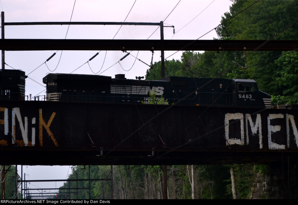 NS C40-9W 9483 trails on 60Z